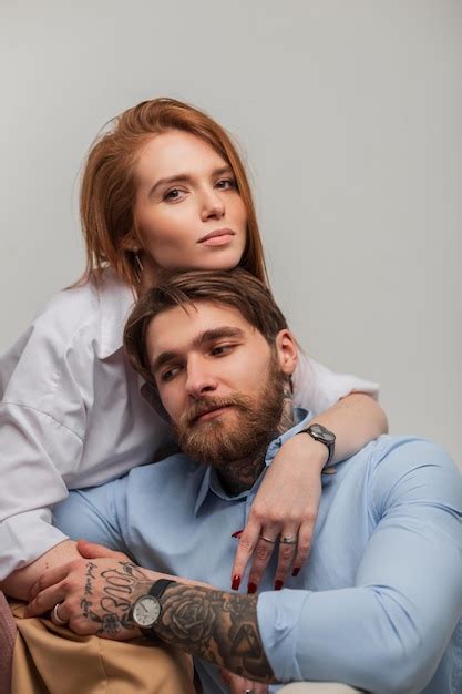 Moda Hermosa Pareja Joven En Ropa Elegante Hermosa Pelirroja Modelo Fresca Chica Sentada Y