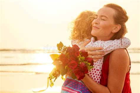 Ehefrau Und Ehemann Glückliches Paar Im Urlaub Am Meer Schöne Frau In