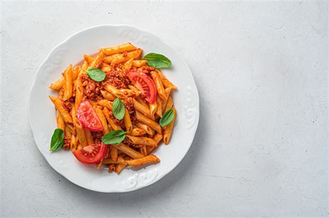 복사할 수 있는 공간이 있는 회색 배경에 흰색 접시에 볼로네즈 소스를 곁들인 펜네 파스타 음식 분량에 대한 스톡 사진 및 기타 이미지 음식 분량 음식 마카로니