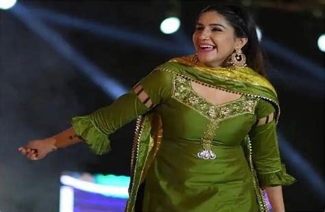 सपना चौधरी के खिलाफ नया मामला दर्ज दहेज की क्रेटा गाड़ी के लिए भाभी को प्रताड़ित करने का आरोप