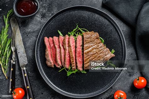 그릴에 구운 측면 스테이크를 잘라 대리석 쇠고기 고기 검은 색 배경 위쪽 보기 스테이크에 대한 스톡 사진 및 기타 이미지 스테이크 편평한 치마살 스테이크 Istock