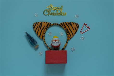 선물 상자와 호랑이 귀에 산타 눈송이와 크리스마스 트리 새해 컨셉 위에서 볼 수 있습니다 즐거운 성탄절 새해 복 많이 받으세요 0명에 대한 스톡 사진 및 기타 이미지