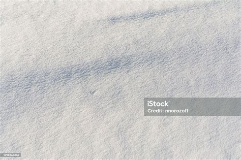 엠보싱 된 그림자가있는 흰색의 고르지 않은 눈 질감 봄철에 눈 덮인 표면이있는 추상적 인 배경 배경 주제에 대한 스톡 사진 및 기타 이미지 Istock