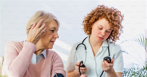 집에서 노인 여성의 혈압을 측정하는 젊은 간호사 집에서 노인 여성의 혈압을 확인하는 여성 간호사환자의 혈압을 확인하는 가정 간병인 사진 Unsplash의 세르비아 이미지