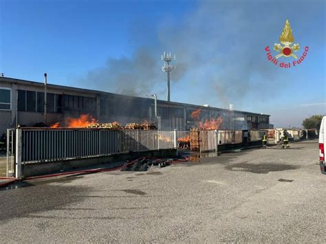 Incendio A Cornate Dadda Brucia Un Deposito Di Legno Bonifica Di Un Serbatoio Di Gpl Il
