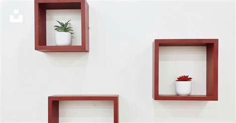 식물이 있는 세 개의 빨간색 사각형 선반 사진 Unsplash의 무료 알제 이미지