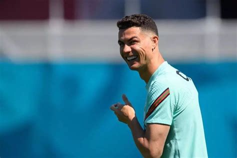 عکس دختر مدیرعامل پرسپولیس یا خانم مترجم؛کدامیک با رونالدو عکس یادگاری