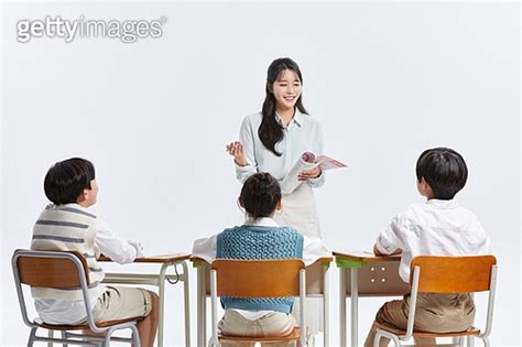 교육 주제 초등교육 초등학생 교사 교육직 어린이 나이 공부 움직이는활동 이미지 Jv13059903 게티이미지뱅크