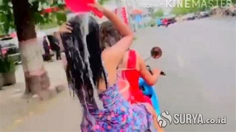 Aksi Dua Wanita Seksi Mandi Sambil Mengendarai Motor Di Mojokerto Bikin