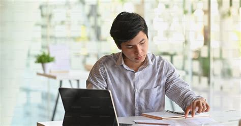 건축업자는 작업 테이블에서 디지털 태블릿과 청사진을 비교합니다 사진 Unsplash의 책상 이미지