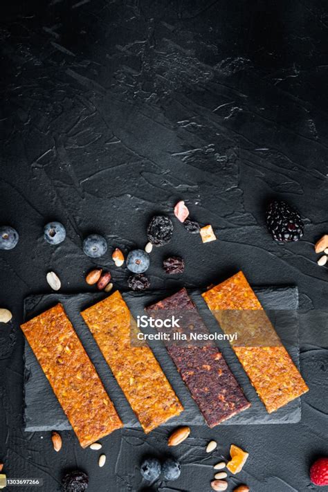 말린 과일을 가진 건강한 피트니스 에너지 바 검은 배경에 텍스트 공간이있는 평평한 평신도 0명에 대한 스톡 사진 및 기타 이미지 0명 가지 식물 부위 건강한 생활방식