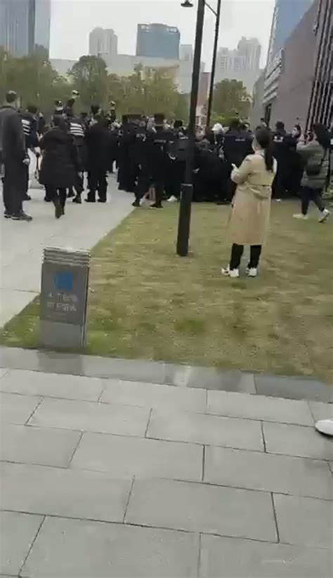 李老师不是你老师 On Twitter 网友投稿 3月28日，武汉光谷，因附近曙光村即将修建一个由村委会管理的村级小学，将收纳附近的保利
