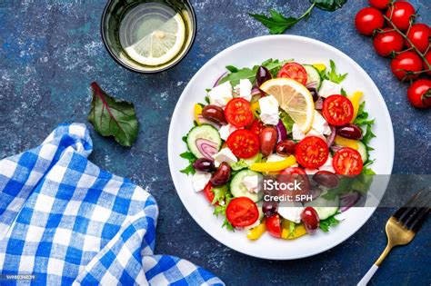 페타 치즈 칼라마타 올리브 토마토 파프리카 오이 양파를 곁들인 맛있는 그리스 샐러드 건강한 지중해 음식 파란색 테이블 배경