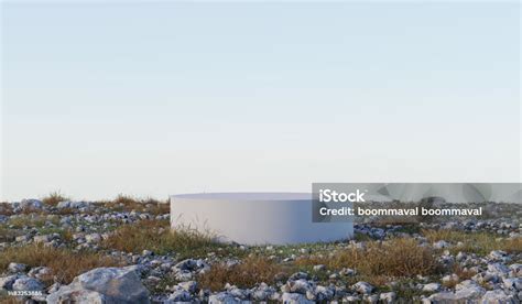 3d 흰색 연단 또는 포장 프레젠테이션 및 화장품을 위한 무대 바위 돌과 잔디 배경이 있는 모형 제품 장면 3d 렌더링 자연 개념 스타일 강단에 대한 스톡 사진 및 기타