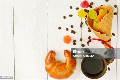 나무 흰색 배경에 마멀레이드 와플 크로 커피 한잔 텍스트에 대 한 여유 공간입니다 평면 위치 최고 볼 수 있습니다 갈색에 대한