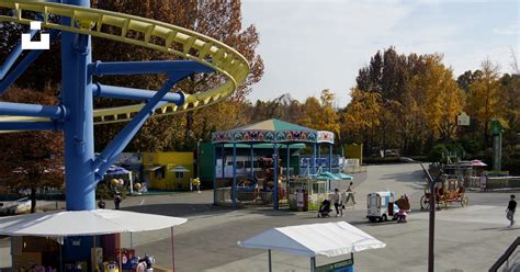 워터 슬라이드와 워터 슬라이드가 있는 워터파크 사진 Unsplash의 무료 가을 이미지