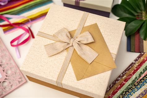 흰색 배경에 선물 포장에 대한 모든 것들 리본이 있는 상자를 선물합니다 리본 과 컬러 페이퍼 강림절에 대한 스톡 사진 및 기타 이미지 Istock