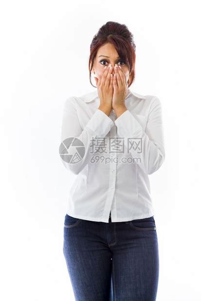 震惊的印度年轻女子捂着脸高清图片下载 正版图片503083714 摄图网