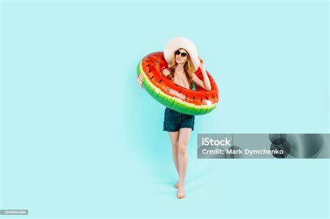 선글라스 수영복 여름 모자를 쓴 행복한 소녀 팽창식 수영 원 파란 배경 공기 주입에 대한 스톡 사진 및 기타 이미지 공기 주입 사람들 사진 이미지 Istock