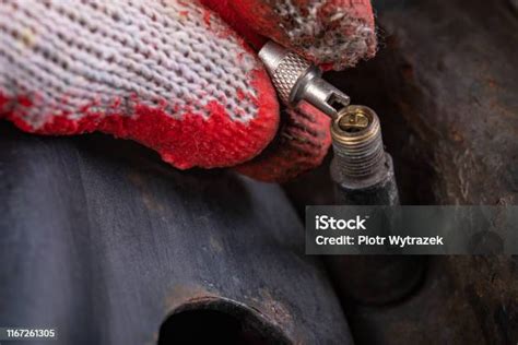 자동차 바퀴의 밸브 승용차 다크 배경에서 타이어교체 및 서비스 강철에 대한 스톡 사진 및 기타 이미지 강철 고무 교통수단 Istock