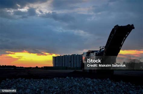 냉간 밀링 기계는 아스팔트 및 콘크리트 포장을 빠르고 효율적으로 제거하는 데 사용됩니다 제거 및 도로 표면 연삭 도로 건설 및