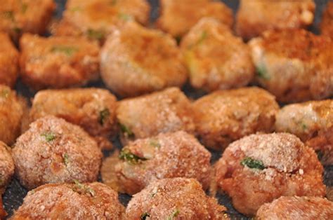 파슬리와 빵 부스러기와 향신료가 든 토마토 소스를 곁들인 미트볼 감자와 샐러드를위한 맛있는 고기 저녁 식사 요리 감자 요리에 대한 스톡 사진 및 기타 이미지 Istock