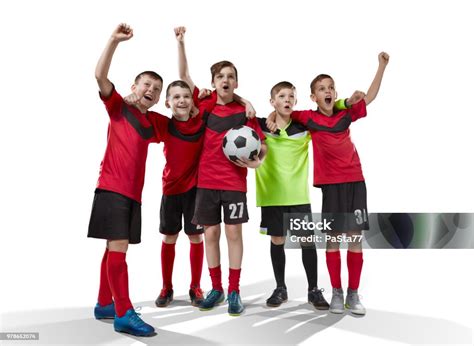 흰색 절연 승리를 축 하 하는 5 십 대 축구 선수 아이에 대한 스톡 사진 및 기타 이미지 아이 스포츠 축구 Istock