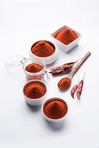 다채로운 배경이 나 일반 배경에 빨간 고추 가루의 더미에 말린된 붉은 고추와 함께 그릇에 빨간 고추 가루 건조한에 대한 스톡 사진 및 기타 이미지 Istock
