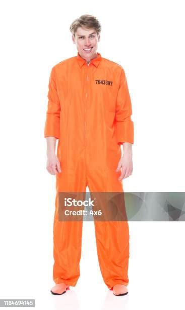 전체 길이2029세 성인 잘생긴 사람 백인 젊은 남성남성 앞의 흰색 배경 착용 점프수트유니폼 20 29세에 대한 스톡 사진 및 기타 이미지 Istock