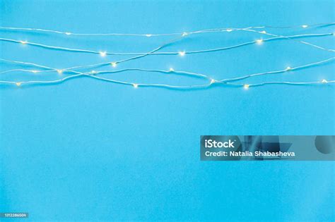 화환이 켜되었습니다 밝은 파란색 배경에 빛나는 전기 화환 맨 위 보기 겨울에 대한 스톡 사진 및 기타 이미지 겨울 계절 공휴일 Istock