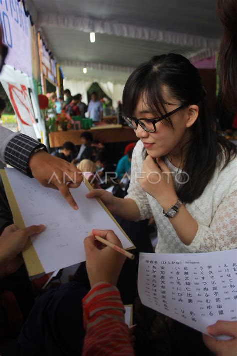 Belajar Menulis Huruf Hiragana Antara Foto