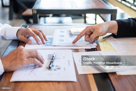 성공적인 성장 이익을 위한 비즈니스 메이킹의 회의 및 전략에서 투자 아이디어 마케팅 기획 및 프리젠 테이션 금융 프로젝트에 대한 비즈니스 임원 협력 컨퍼런스 계획에 대한