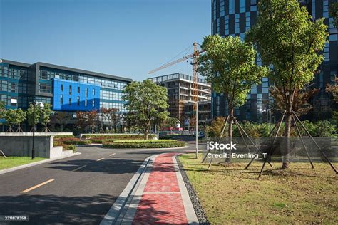 맑고 푸른 하늘 아래 현대적인 건축물과 무성한 녹지가 있는 활기찬 도시 공원 개발에 대한 스톡 사진 및 기타 이미지 개발