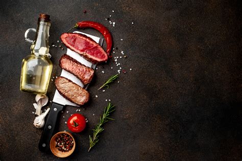 고기 칼에 쇠고기 고기 3 개 튀김 고기의 세 가지 유형 튀김 중간 잘 텍스트에 대한 복사 공간이있는 돌 배경에 0명에 대한 스톡 사진 및 기타 이미지 Istock