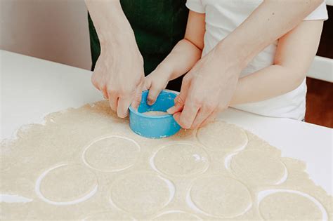 부엌에서 행복한 가족 아빠와 아들이 반죽을 준비하고 쿠키를 구우습니다 홈 인테리어캐주얼 라이프 스타일 예쁜 아이 휴일 개념 롤링 핀 쿠키 커터와 반죽 가정 주방에 대한 스톡