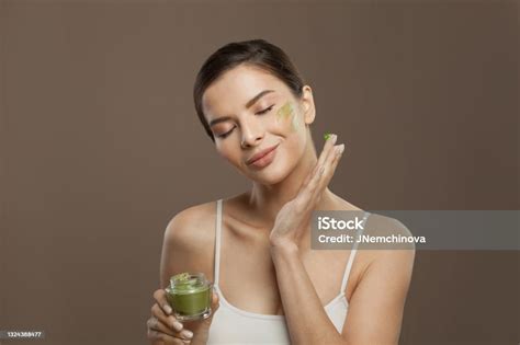 녹색 얼굴 크림 마스크와 귀여운 젊은 여자 페이셜 트리트먼트 및 스킨 케어 컨셉 피부에 대한 스톡 사진 및 기타 이미지 피부 25 29세 갈색 Istock