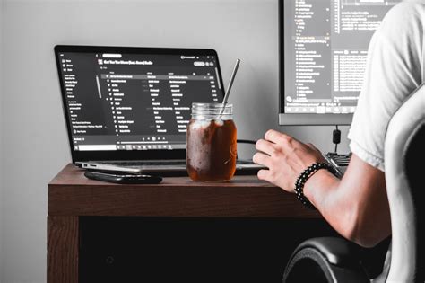 如何用一行代码在 Javascript 中格式化日期