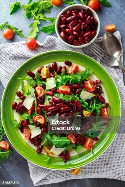 붉은 콩 체리 토마토와 야생 로켓 건강 한 샐러드 바다 소금 조각 및 파 르 마 부스러기 올리브 기름으로 Drizzled 가까운에 대한 스톡 사진 및 기타 이미지 Istock