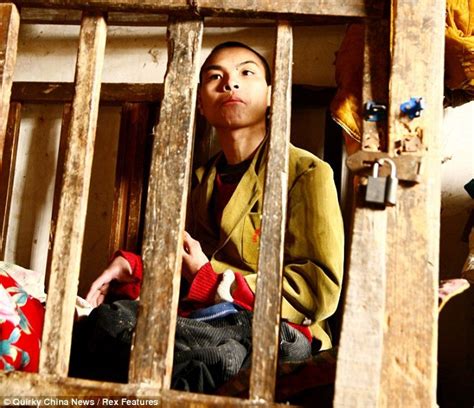 온종일 나무 새장에 갇혀 中 정신지체아