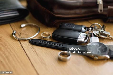 남자의 지갑 시계 자동차 열쇠 보석 및 지갑 자동차 열쇠에 대한 스톡 사진 및 기타 이미지 자동차 열쇠 지갑 개인 장식품 탁자 Istock