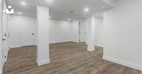 흰 벽과 나무 바닥이 있는 빈 방 사진 Unsplash의 무료 인테리어 디자인 이미지