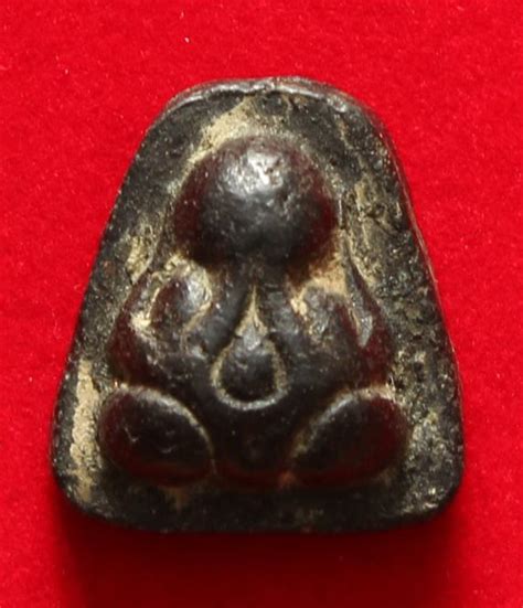 พระปิดตาเนื้อผงคลุกรัก หลังยันต์หลวงปู่เหมือน วัดกำแพง ชลบุรี ปี 2500 สภาพสวยมาก ร้าน วุฒิ์