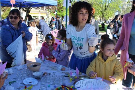 На Велики четвъртък Деца от Бяла Слатина боядисаха красиви яйца снимки