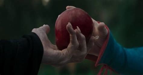 실사판 백설공주에 나오는 왕자와 마녀 비주얼 