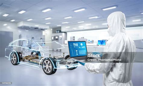 엔지니어 또는 기술자는 실험실에서 Ev 자동차 배터리 셀 모듈로 작업합니다 전기 자동차 대체 연료 자동차에 대한 스톡 사진 및 기타 이미지 전기 자동차 대체 연료 자동차