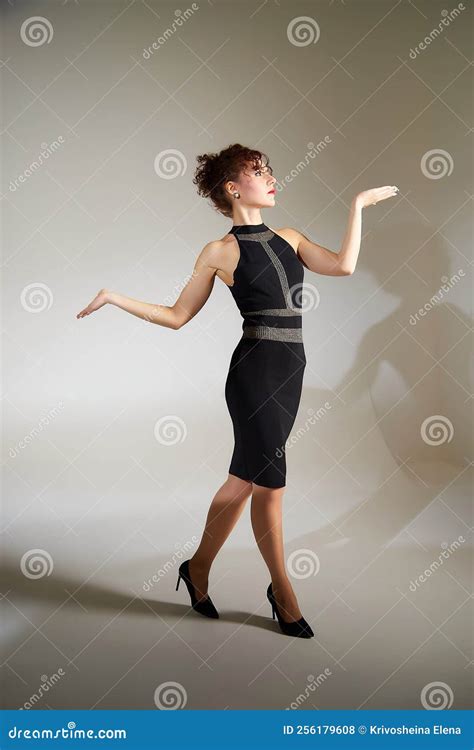 Retrato De Hermosa Joven Delgada Con El Pelo Corto De Morena En Vestido Negro En Estudio Con