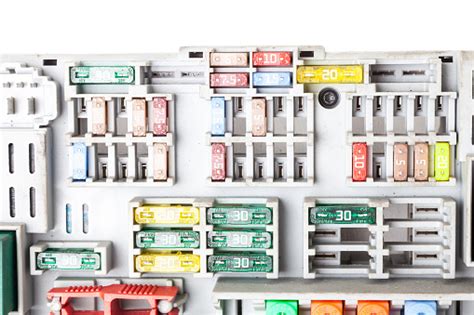 자동차는 홀더와 다중 컬러 마킹흰색 패널에 융합 회로의 정격 전류가 초과 될 때 전기 회로를 여는 보호 장치 전기 수리 0명에 대한 스톡 사진 및 기타 이미지 Istock