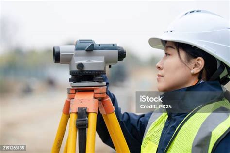 엔지니어가 측량 카메라를 사용하여 건설 현장의 레벨을 측정하고 있습니다 35 39세에 대한 스톡 사진 및 기타 이미지 35 39세 건설 산업 건설 현장 Istock