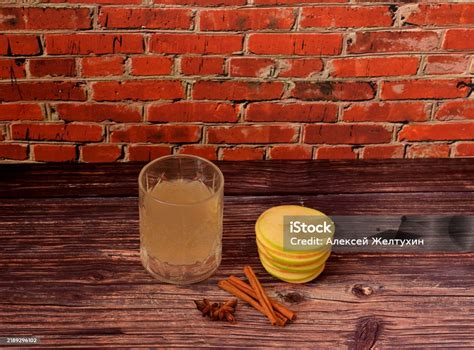 잘 익은 과일 조각 옆에 어두운 나무 테이블에 계피와 아니스를 곁들인 사과 사이다 크리스탈 한 잔 결정체에 대한 스톡 사진 및 기타 이미지 Istock