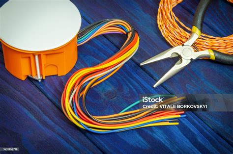 Kotak Oranye Sambungan Listrik Dengan Kabel Dan Alat Yang Biasanya Digunakan Dalam Proses